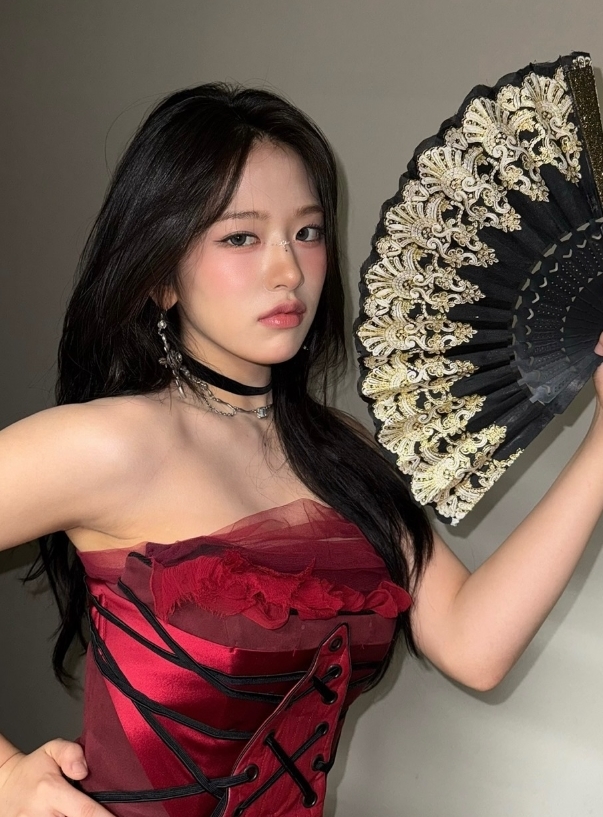 안유진, 오프숄더 입고 뽐낸 매혹적 비주얼…힙한 거울 셀카까지 - 손에 잡히는 뉴스 눈에 보이는 뉴스 - 뉴스엔