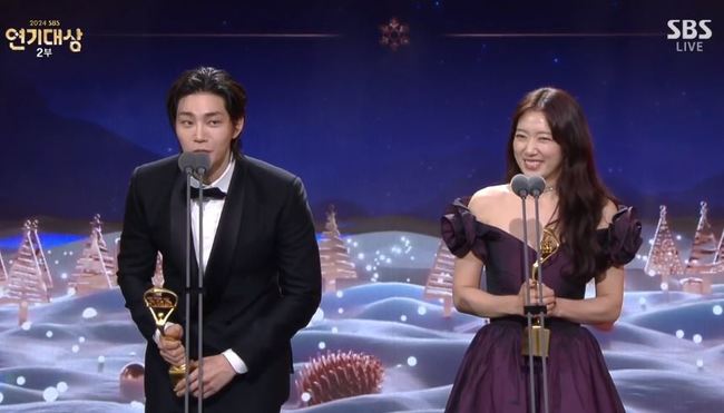 베스트커플상 퀸과 함께, 김재영 “박신혜의 남자 꿈 달성” 만족[SBS 연기대상] - 손에 잡히는 뉴스 눈에 보이는 뉴스 - 뉴스엔