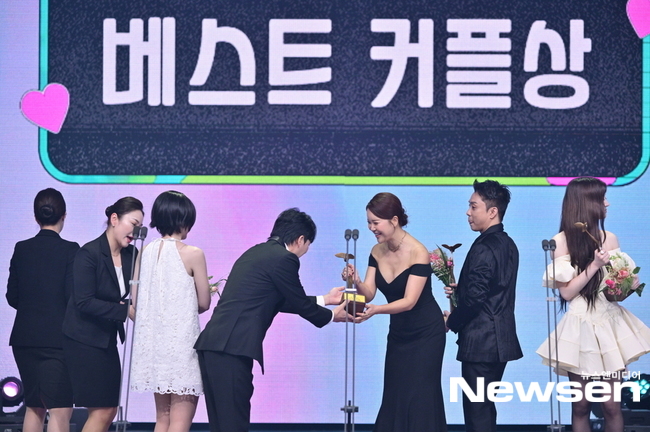 백지영-은지원‘베스트 커플상’(KBS 연예대상)[포토엔HD] - 손에 잡히는 뉴스 눈에 보이는 뉴스 - 뉴스엔