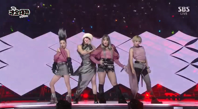 베지터 헤어 산다라박→리즈 복귀 박봄, 2NE1 10년만 무대에 관객 떼창[2024 SBS가요대전] - 손에 잡히는 뉴스 눈에 보이는 뉴스 - 뉴스엔