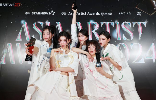 뉴진스 ‘AAA’ 3년 연속 대상 “팬들과 앞으로 오래 함께 할 수 있었으면” - 손에 잡히는 뉴스 눈에 보이는 뉴스 - 뉴스엔