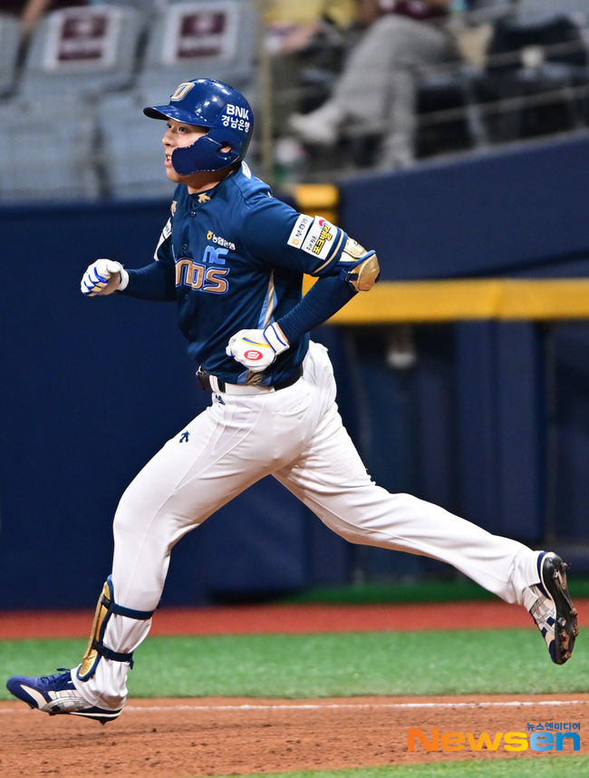 외야 보강 SSG, NC에 ‘4R 지명권+5천만원’ 내주고 외야수 김성욱 영입 - 손에 잡히는 뉴스 눈에 보이는 뉴스 - 뉴스엔