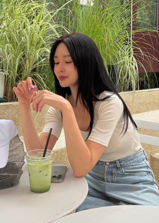 권나라, 172cm·50kg 흰티 청바지 여친룩의 정석 - 손에 잡히는 뉴스 눈에 보이는 뉴스 - 뉴스엔