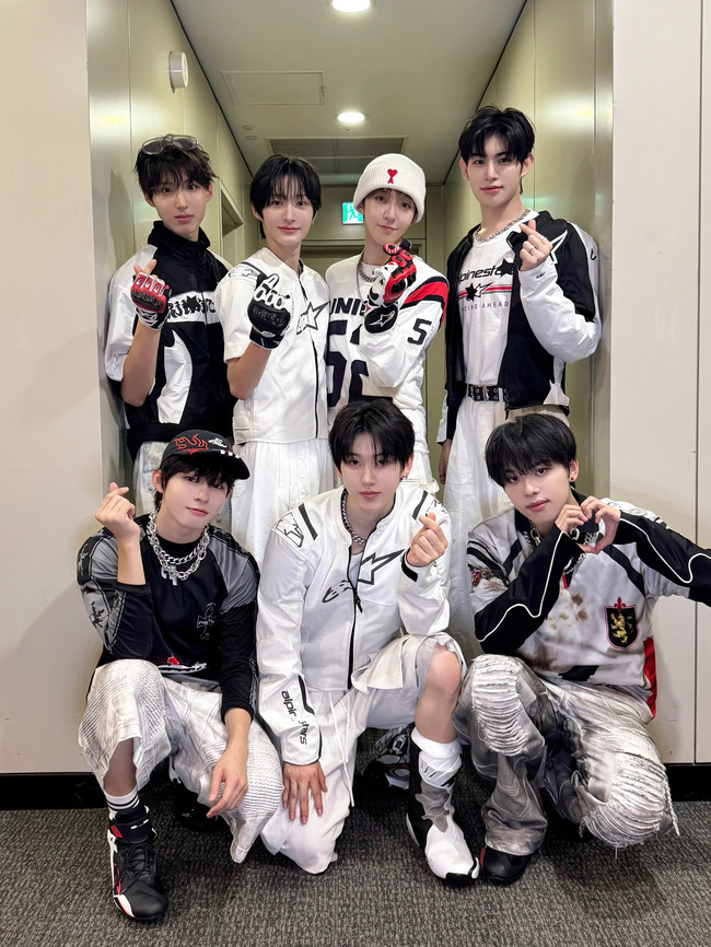 JYP 킥플립, 2025 대표 신인 존재감 굳힌 미니 2집 활동 성료 - 손에 잡히는 뉴스 눈에 보이는 뉴스 - 뉴스엔