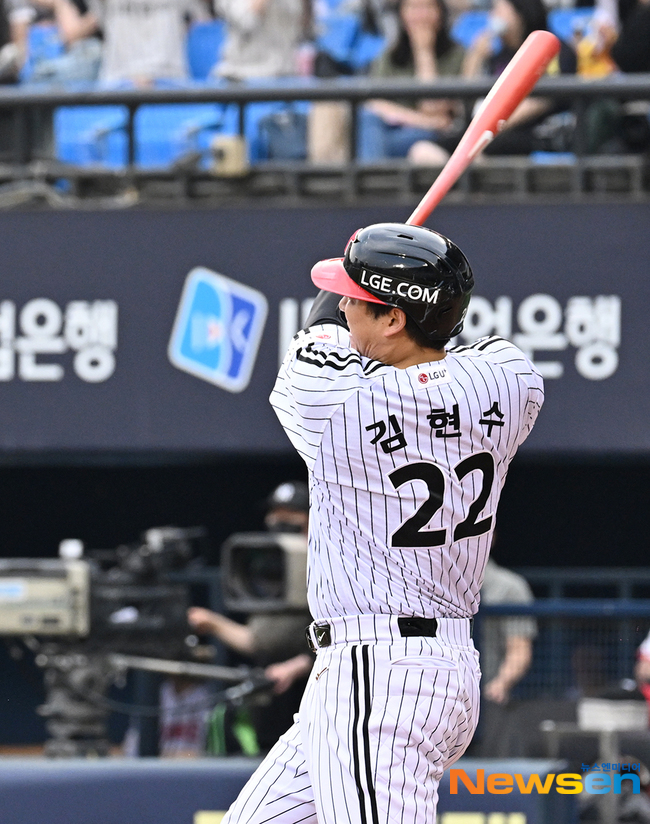 멈추지 않는 ‘타격 기계’ 김현수, KBO 역대 3번째 ‘16시즌 연속 100안타’ 달성 - 손에 잡히는 뉴스 눈에 보이는 뉴스 - 뉴스엔