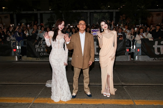 한소희X전종서, 토론토 홀린 독보적 미모 ‘프로젝트 Y’ 월드 프리미어 성료 - 손에 잡히는 뉴스 눈에 보이는 뉴스 - 뉴스엔