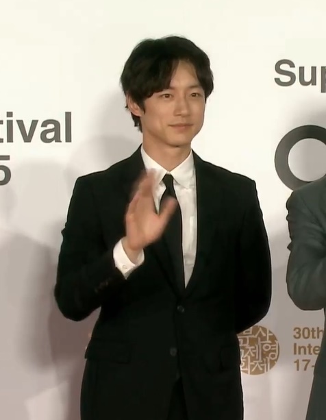 ‘양다리 논란’ 사카구치 켄타로, 부산국제영화제 왔다‥긴장한 표정[30회 BIFF] - 손에 잡히는 뉴스 눈에 보이는 뉴스 - 뉴스엔