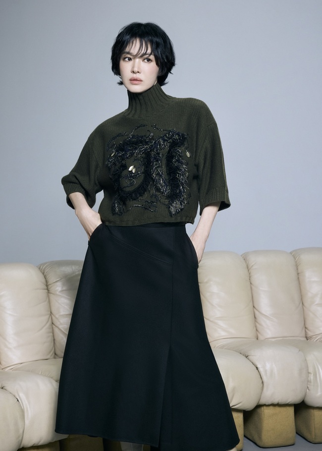 숏컷 송혜교, 소파 위 요염 자태‥보이시한 섹시미 [스타화보] - 손에 잡히는 뉴스 눈에 보이는 뉴스 - 뉴스엔