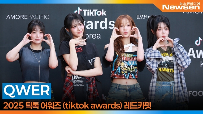 QWER, 밴드 감성+걸크러시 폭발 (‘2025 틱톡 어워즈’ 레드카펫) [뉴스엔TV] - 손에 잡히는 뉴스 눈에 보이는 뉴스 - 뉴스엔