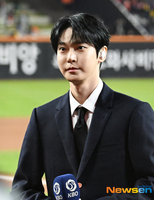 NCT 도영, KS 5차전 애국가 제창하며 훈훈함 발산 [포토엔HD] - 손에 잡히는 뉴스 눈에 보이는 뉴스 - 뉴스엔