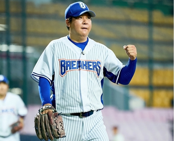 ‘고깃집 사장님’ 이현승, 사랑꾼이었다 “상금 받으면 아내랑 해외여행”(최강야구) - 손에 잡히는 뉴스 눈에 보이는 뉴스 - 뉴스엔