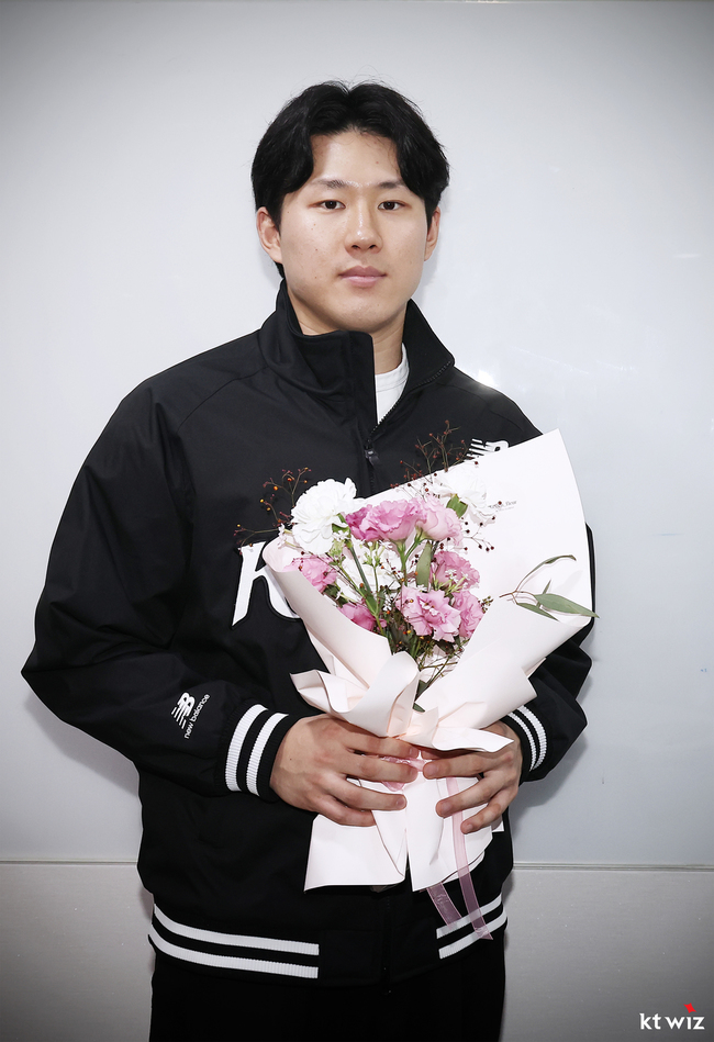 FA 큰 손 KT, ‘3년 50억 전액보장’ 김현수+‘4년 최대 48억’ 최원준 품었다 - 손에 잡히는 뉴스 눈에 보이는 뉴스 - 뉴스엔