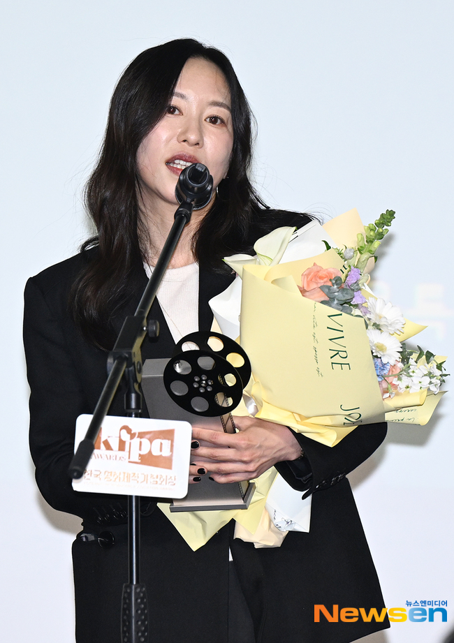 ‘사람과 고기’ 임나무, KFPA 어워즈 각본상 수상 [포토엔HD] - 손에 잡히는 뉴스 눈에 보이는 뉴스 - 뉴스엔