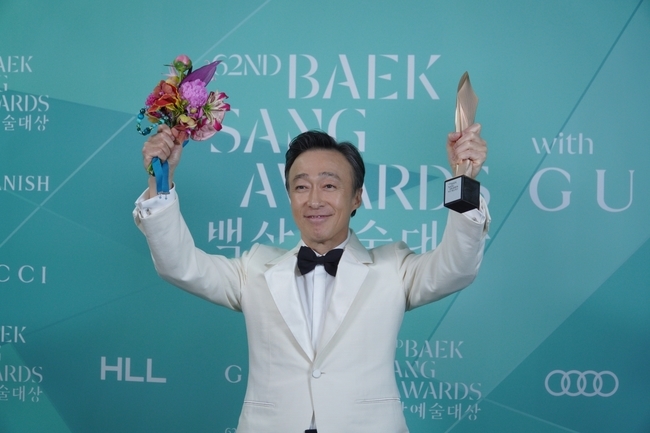 이성민, 네 번째 백상 트로피 들었다‥데뷔 39년 만 통산 4관왕 - 손에 잡히는 뉴스 눈에 보이는 뉴스 - 뉴스엔